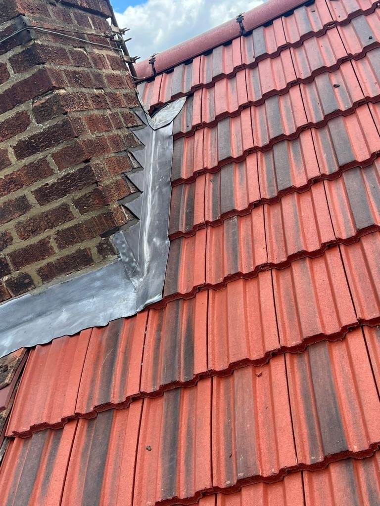ahroofingcontractorsltd.com